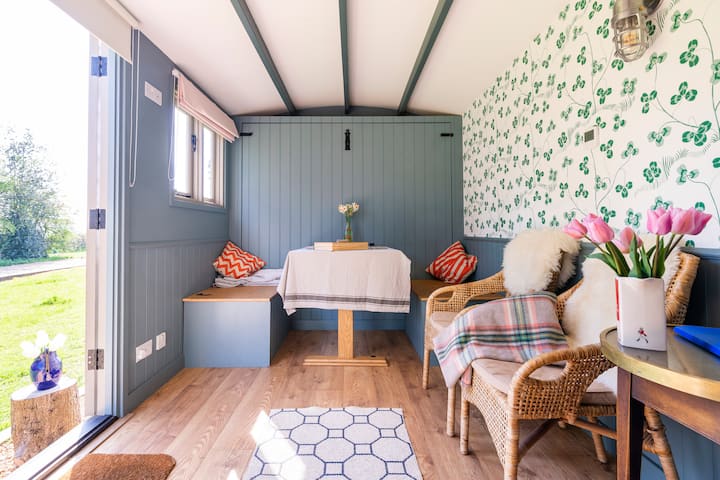 “Magwitch” Shepherdshut & Hot Tub Old King William - Blakeney
