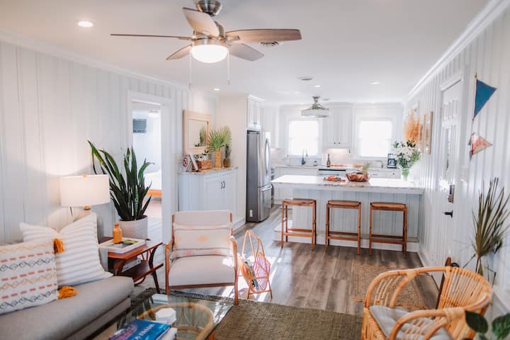 Dreamy Cottage 2 Blocks To Beach, Boardwalk & Lake - Carolina Beach, NC