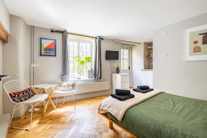 Self-contained Space With Bathroom & Kitchenette. - Frome