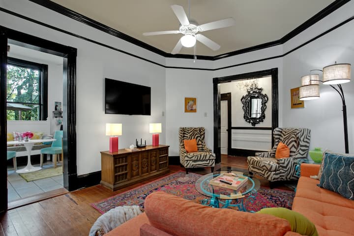 Striking And Glam Victorian Condo On Forsyth Park - Savannah, GA