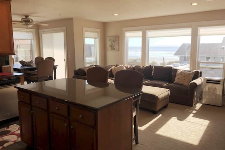 Amazing Oceanview Corner Condo! Seconds From Beach - Rockaway Beach, OR