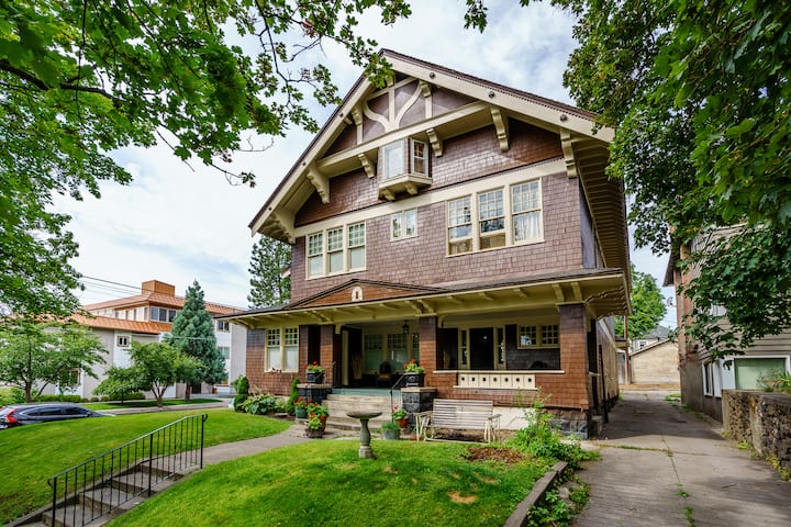 Quaint And Charming Unit Near Downtown Spokane! - Spokane, WA