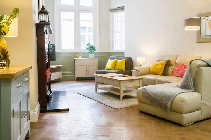 Hadrian's Den - Stylish Central York Apartment - York