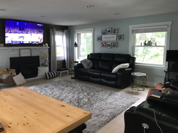 Lakefront  Newly Remodeled Home / All The Perks - Yankee Springs Recreation Area, Middleville