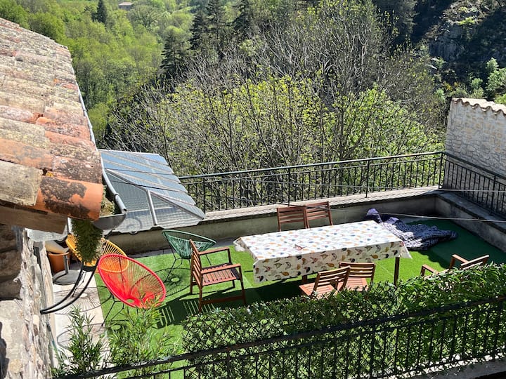 Maison Qui Plonge Dans Les Montagnes - Antraigues-sur-Volane