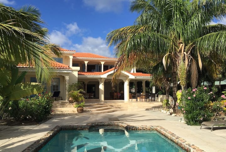 Stunning Seafront Villa With Large Garden And Pool - Antigua and Barbuda