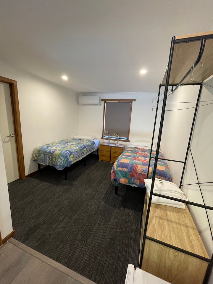 Feathertop Chalet Room 3  -  2 X Single Beds - Harrietville