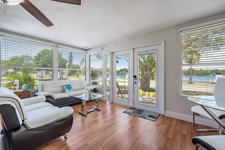 Water-front Studio Boat/free Kayaks - St. Petersburg, FL