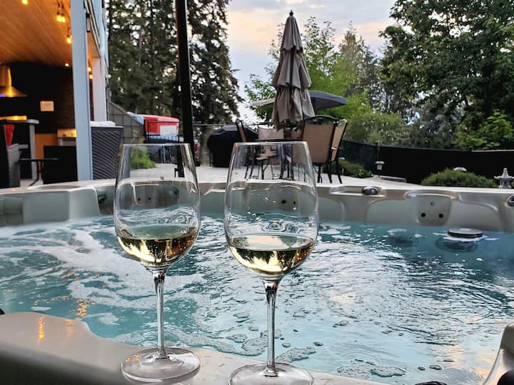 Romantic Getaway With Hot Tub And Outdoor Patio! - Kelowna