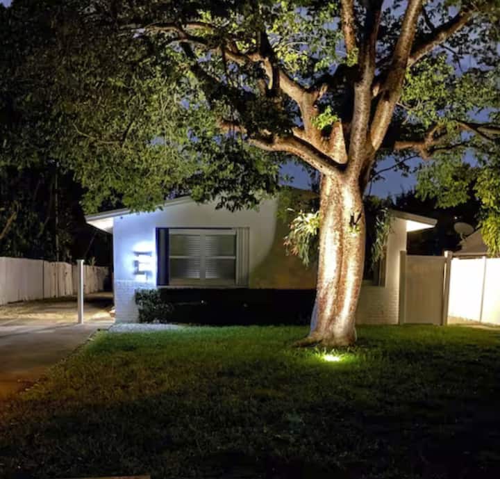 Efficiency Unit Close To Everything! -A- - Fort Lauderdale