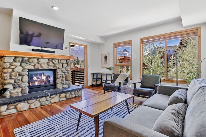 Blue Moose: Creekside Retreat, Steps From Downtown - Canmore