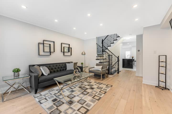 Modern & Beautifully Decorated -3 Bdrm W/2parking! - Toronto
