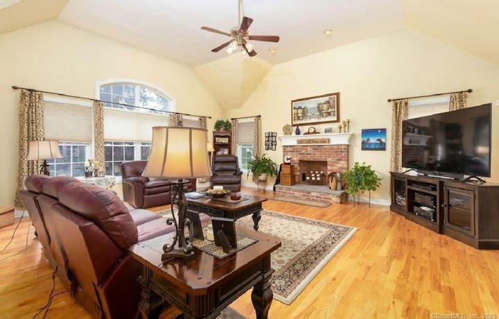 Brand New - Huge Home Looking For Roommates. - Derby, CT