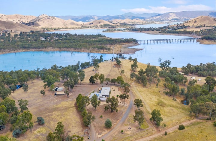 Three Ways Lakeside Farm Stay (18pp, Animals, Ev) - Bonnie Doon