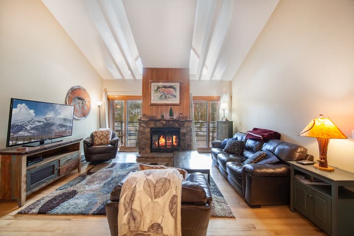 Top Floor Unit, Two Bedroom With Loft 3rd Bed - Dillon, CO