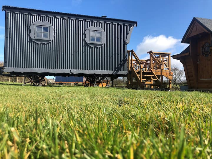 Pentre Pandy Shepherd's Hut & Bbq Hut - Braint - Bangor
