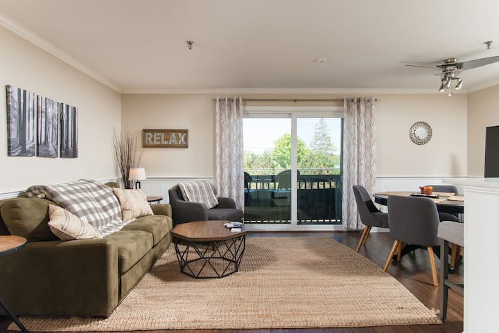 Beautiful 1 Bedroom Condo Across From The Lake - Gilford, NH