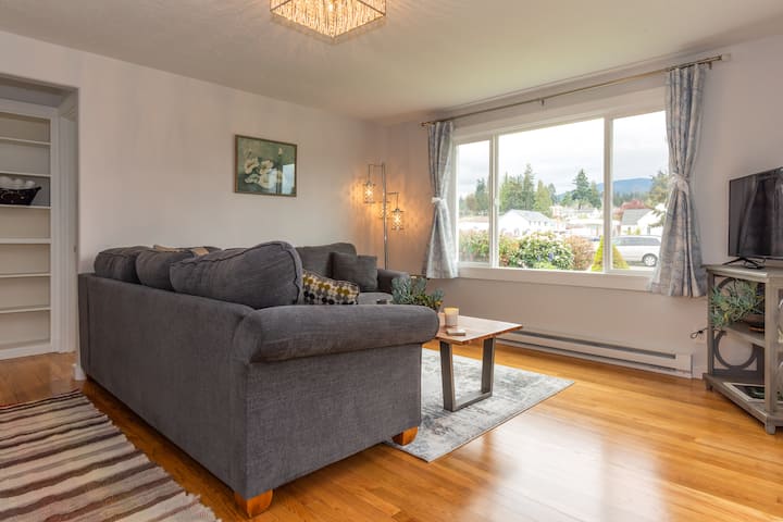 Elegant Georgiana Cottage - Port Angeles, Washington