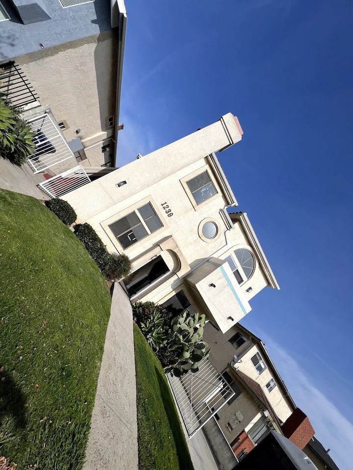 Central To All Amusement Parks! - Gardena, CA