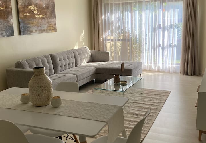 Modern 2 Bed Apt With Full Office+tranquil Garden. - Sandton