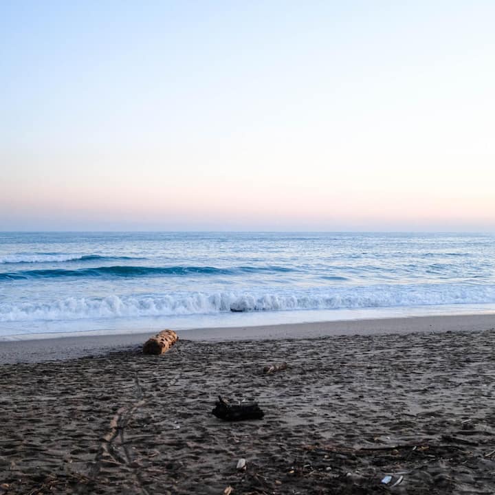 Baraquette Atypique à Côté De La Mer - Vias