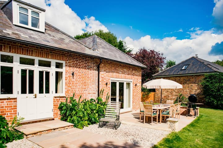 Spectacular Barn Conversion In Delightful Village - Essex