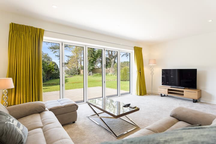 Stunning 4 Bed Home, 3 Mins To Sandbanks Beaches - Bournemouth