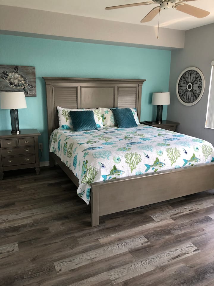 Fort Myers Beach Beautiful Condo - Fort Myers Beach, FL