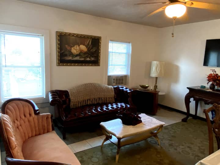 Quiet Vacation Getaway | Wi-fi + King Bed - Hampton, VA