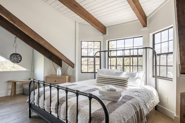 Black Bear Treehouse: Sleeps 12: Pool Table, Deck - Big Bear Lake, CA