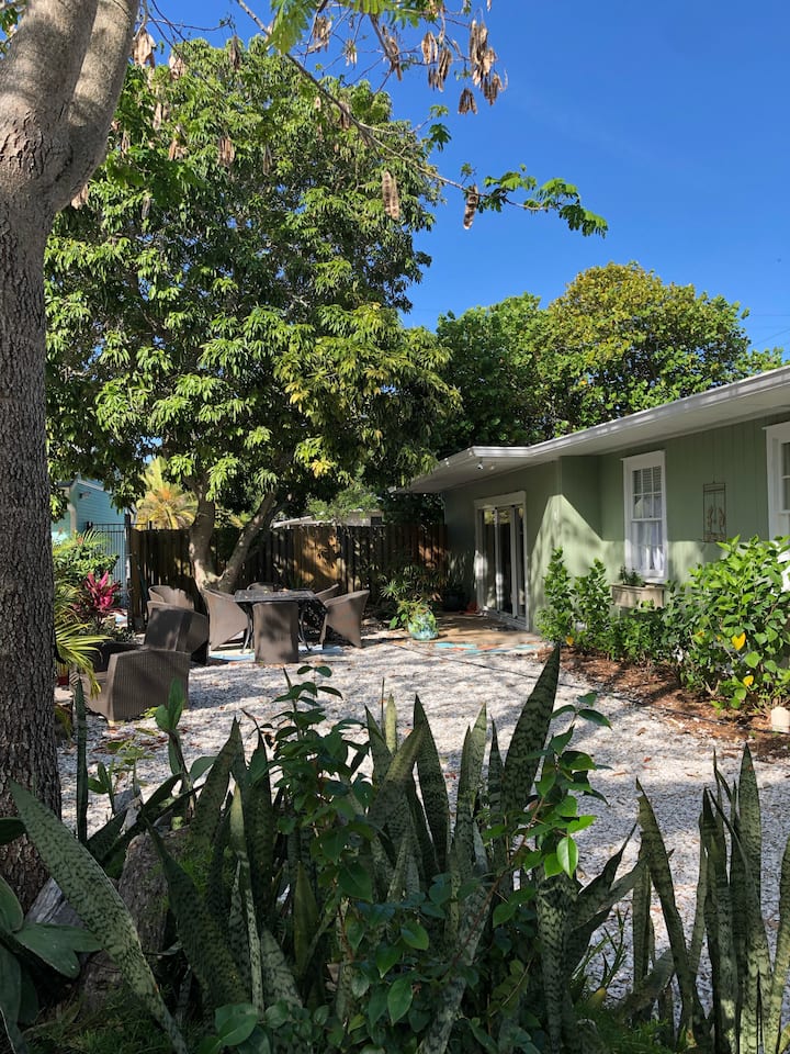 Island Village Main + Guest House - Steps To Sand - Longboat Key, FL