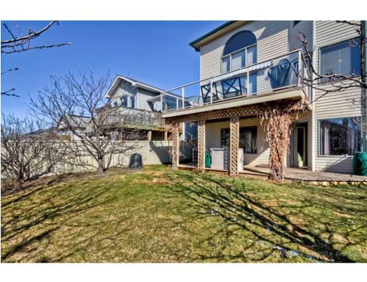 Sunny & Cozy Suite With Pool & Ping Pong Table - Calgary