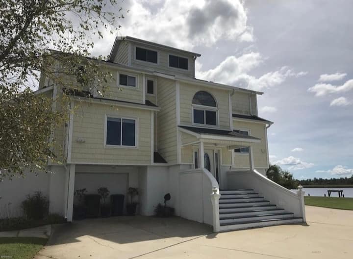 Water Lovers Paradise With Exquisite Views - Jacksonville, NC
