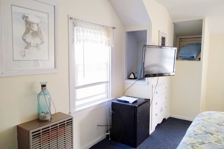 Queen Size Room 4 - Barnaby Inn - Harwich, MA