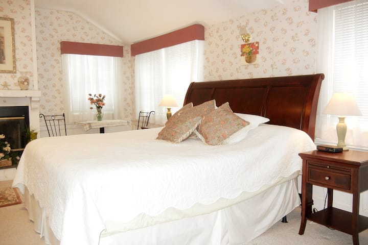 King Size Room 6 - Barnaby Inn - Harwich, MA
