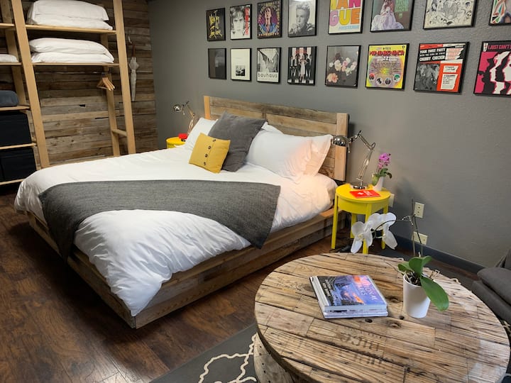 Downtown Cody Wy Artsy One Bedroom - Cody, WY