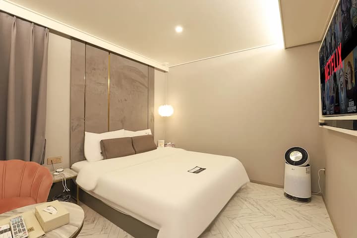 디럭스 더블 ( Pc2대, 넷플릭스,스타일러, 공기청정기, 킹사이즈 베드, 무료조식) - Busan