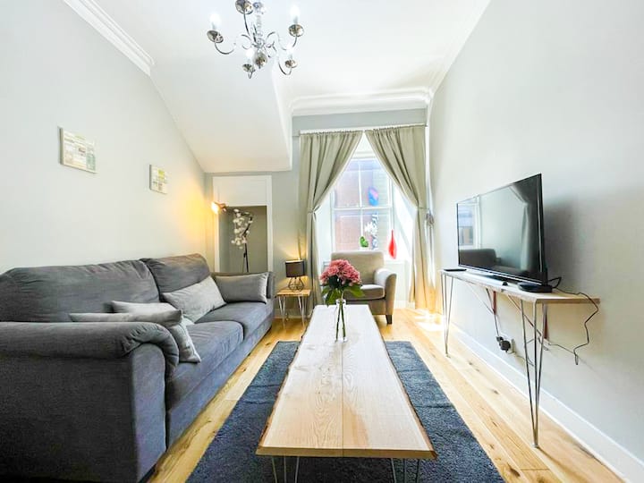Charming 3 Bed Apartment In The Old Town - Edinburgh