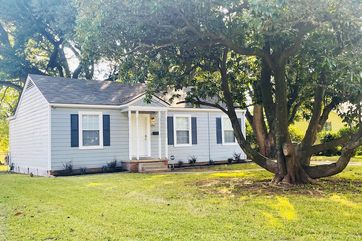The Desi House! Entire 2/1 Home -Centrally Located - Shreveport, LA