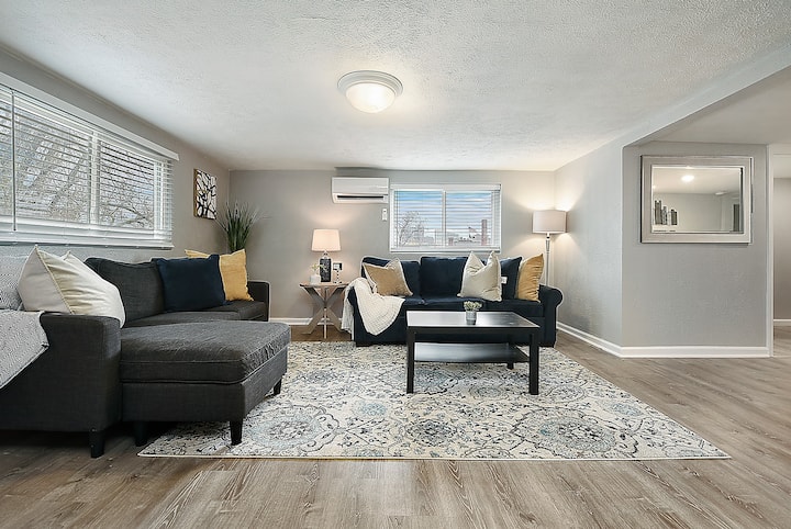 Comfy & Cozy 3br-2bth W/2 Car Parking- Sleeps 10! - Pittsburgh, PA