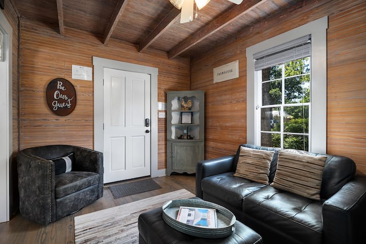 Bowie Cottage | Hot Tub | Great Location - Texas