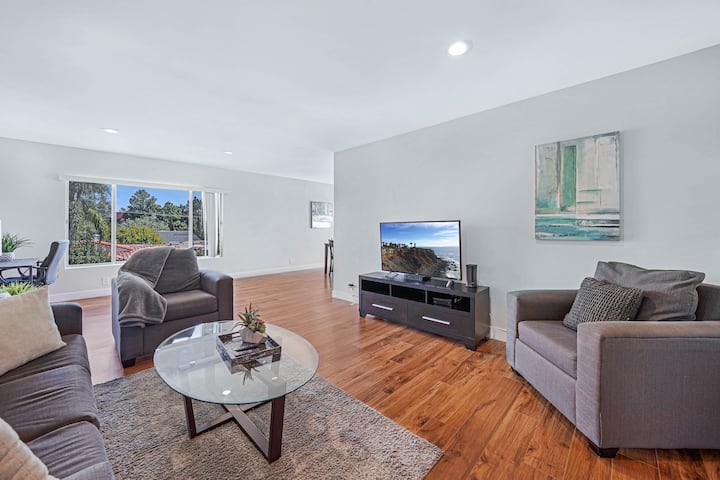 Discover Beverly Hills  2bd  W/high Speed Wifi - West Hollywood, CA