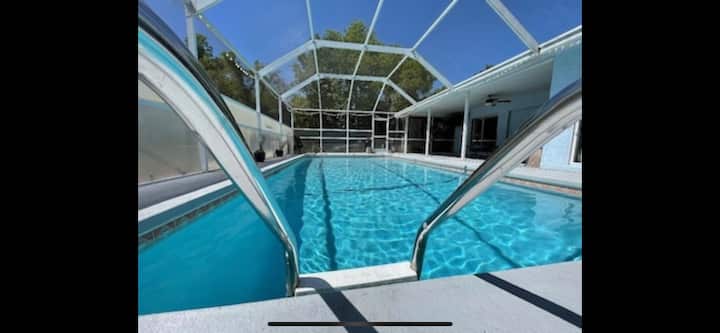 Cheerful Spacious 4 Bedroom Home  With Pool - Weeki Wachee, FL