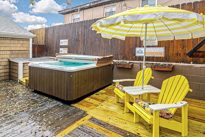 902c Coastal King Retreat Steps From Beach + Sauna - Norfolk, VA