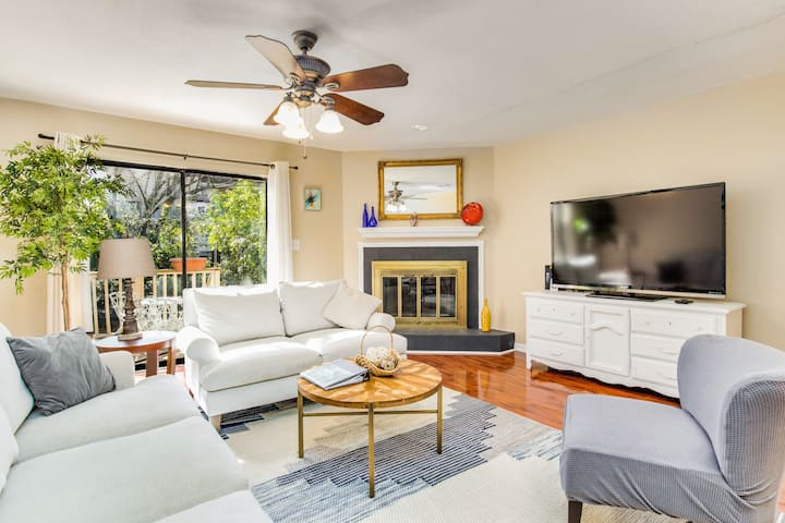 Sunny Large Two Bedroom Townhouse - Pool - Pensacola, FL