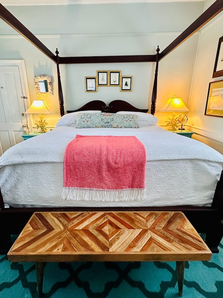 Coastal Room At Pinckney - Charleston, SC