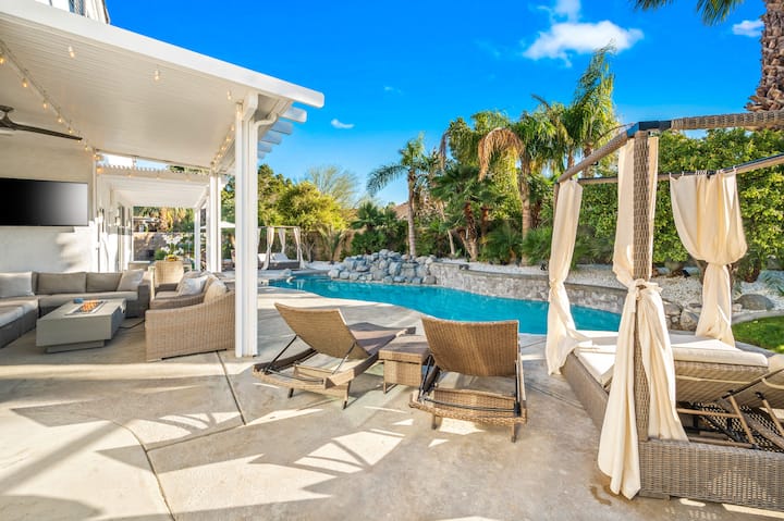 Luxury Getaway W/ King Bed, Theatre, & Ping-pong - Palm Springs
