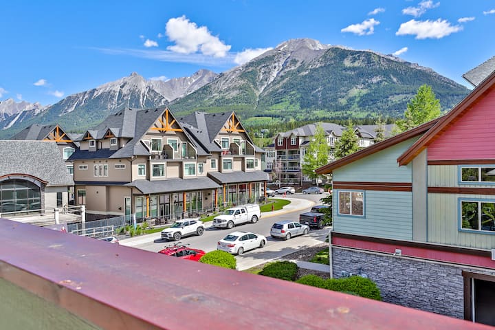 Mountain View 2br Penthouse Suite W Pool & Hot Tub - Alberta