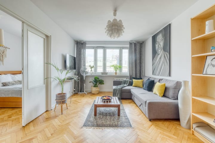 *Sparkling Clean, Stunning Central, Secure Condo* -