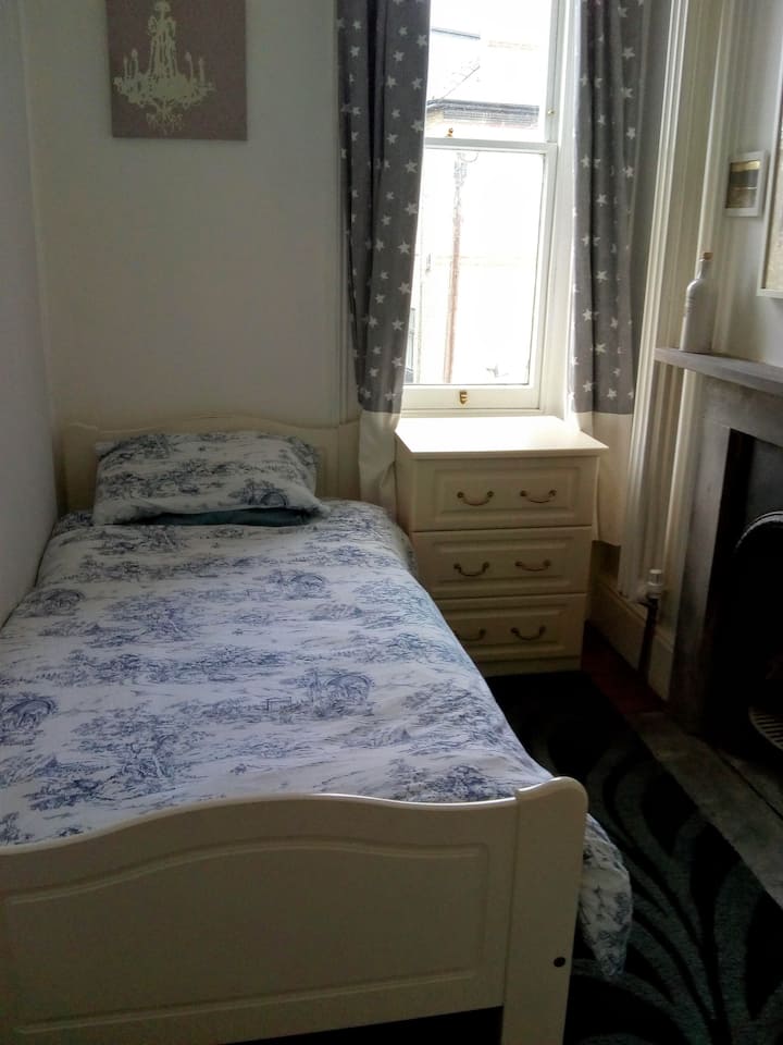 Single Room- Italianate Gothic Townhouse (1860) - Epsom